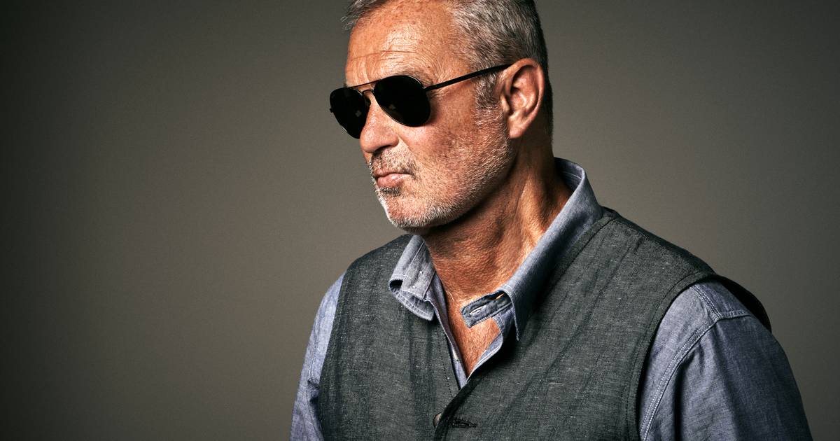 Bart Herman op het podium van CC De Spil | Roeselare | hln.be