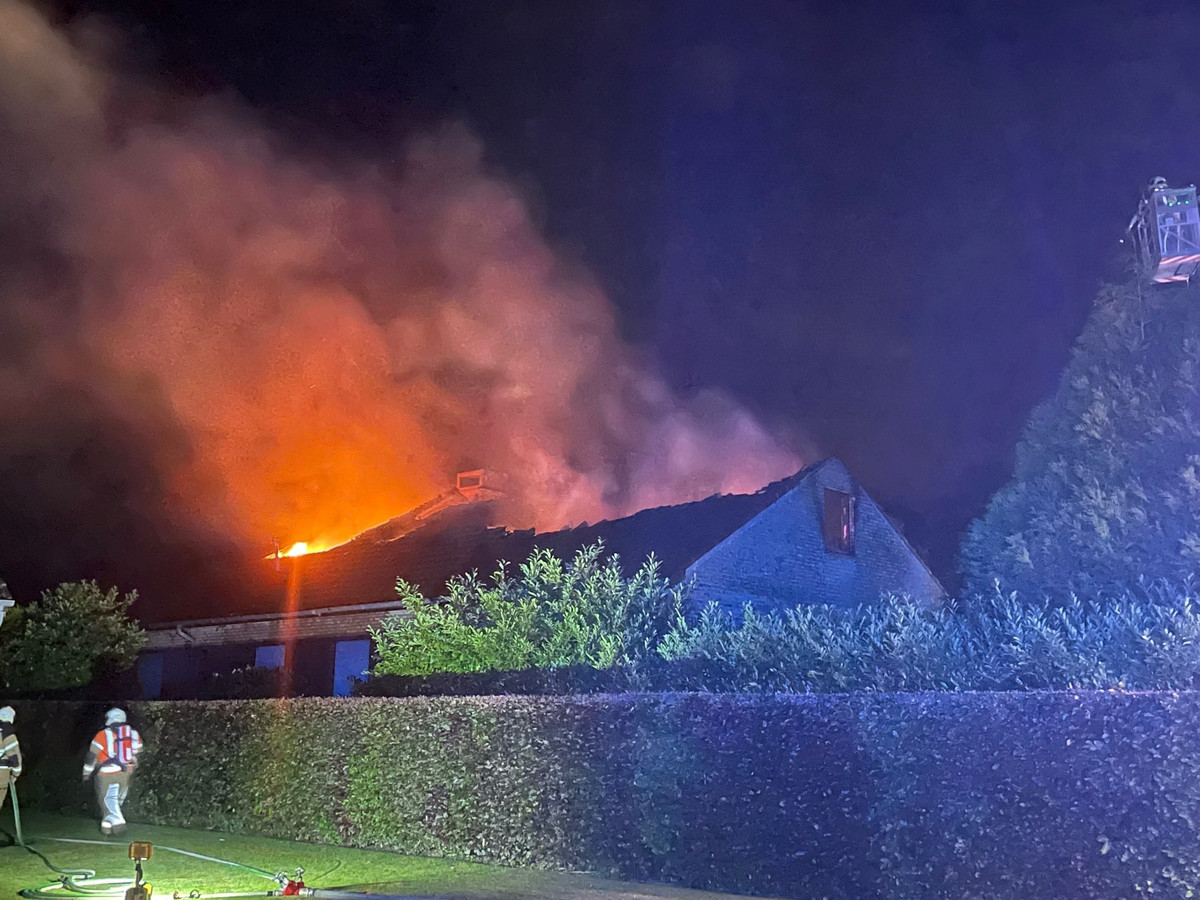 Villa onbewoonbaar na zware dakbrand in Zwevegem, agente buiten dienst ... Villa onbewoonbaar na zware dakbrand in Zwevegem, agente buiten dienst ...