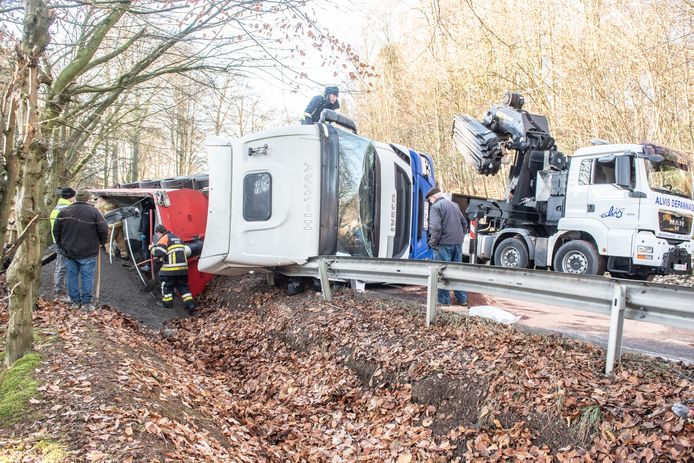 Trekker met oplegger slipt en kantelt: Zandstraat tussen Ronse en ...