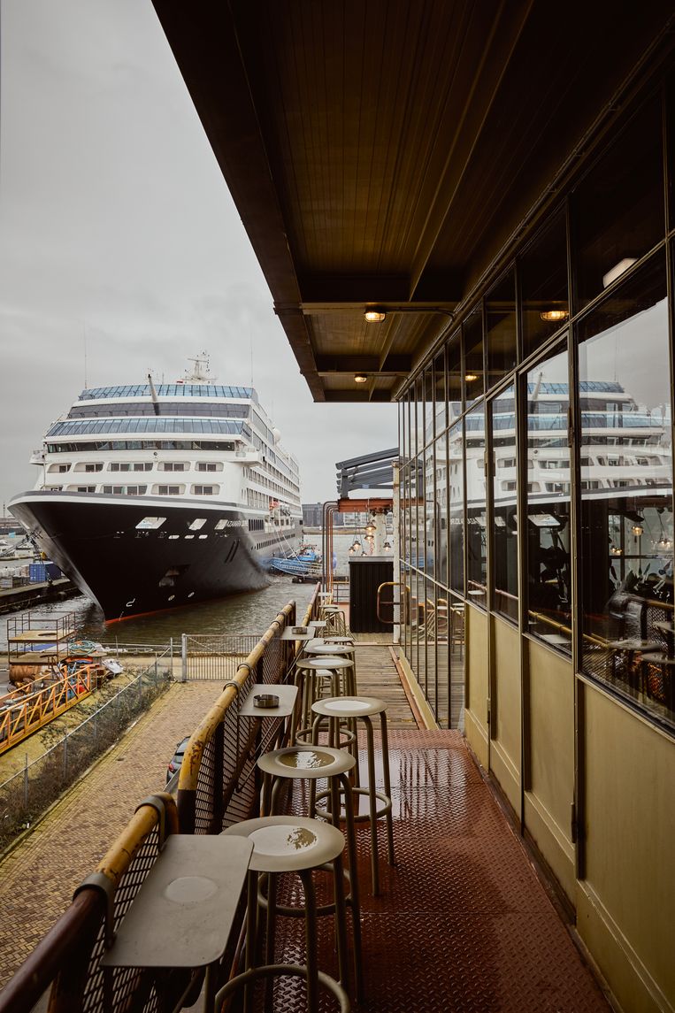 Bij restaurant Helling 7 in Noord zitten gasten praktisch óp de scheepswerf