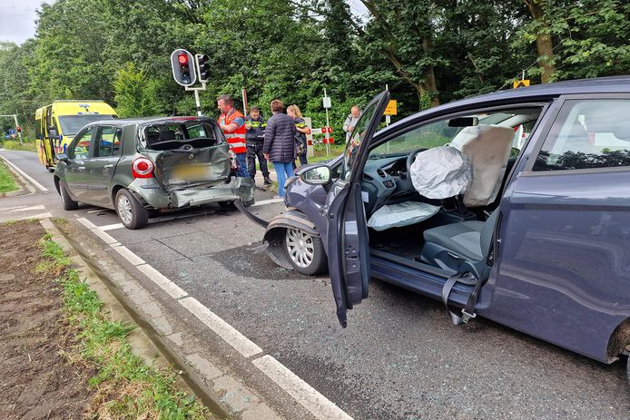 Twee auto’s botsen op elkaar in Waalre: man gewond en flinke schade | Waalre | AD.nl