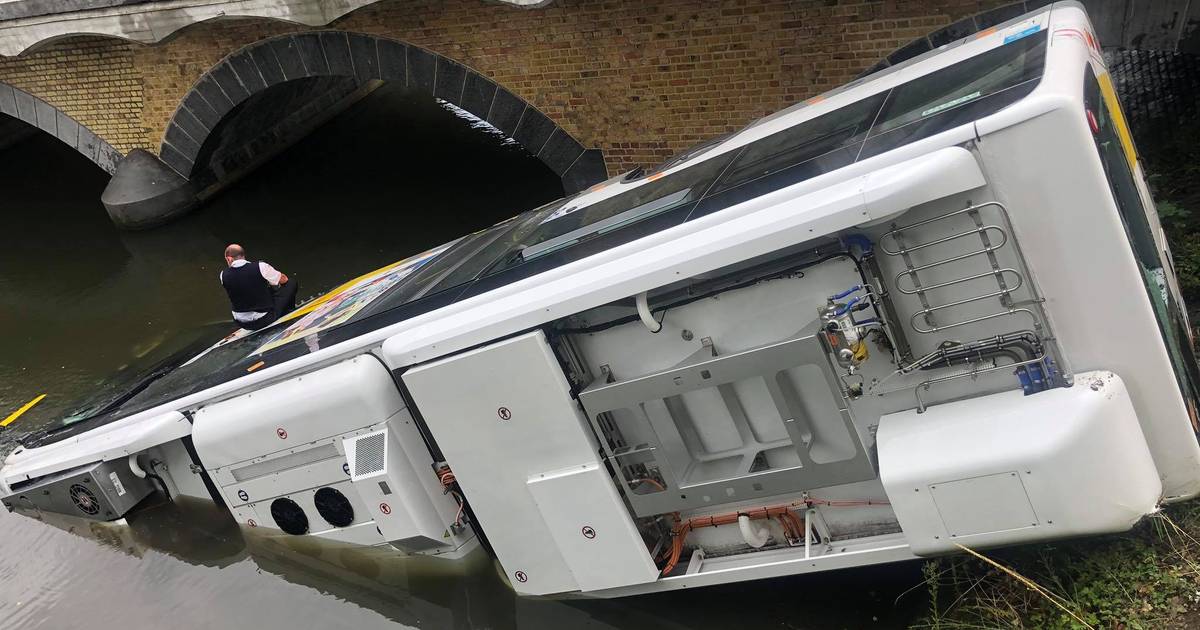 Beelden tonen hoe Lijnbus in water rijdt in Brugge: chauffeur en twee ...