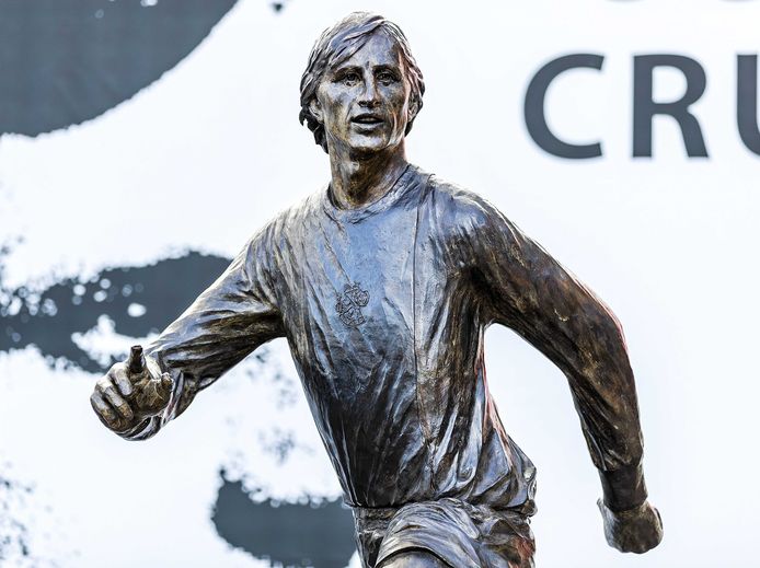 Standbeeld Johan Cruijff onthuld: ‘Mijn vader zou super trots zijn ...