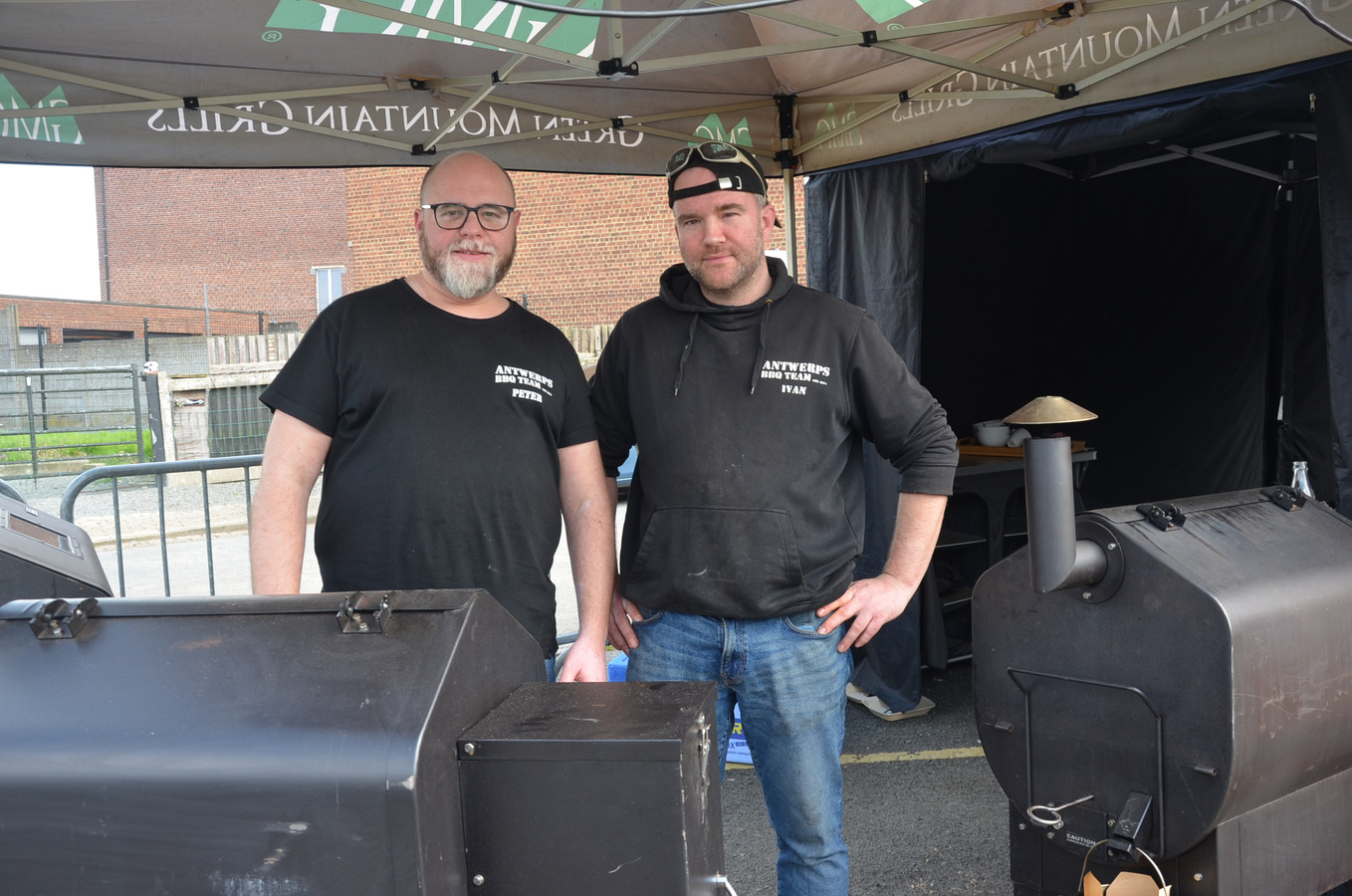 Nationale en internationale teams strijden tegen elkaar tijdens ...