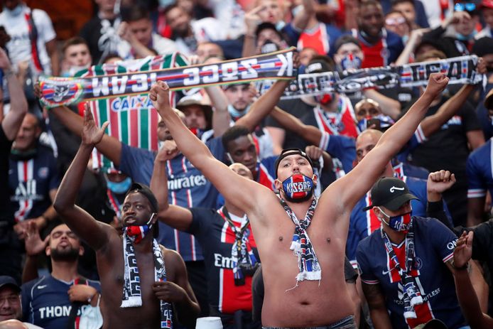 5000 fans van PSG kijken in Parc des Princes naar finale in Lissabon ...