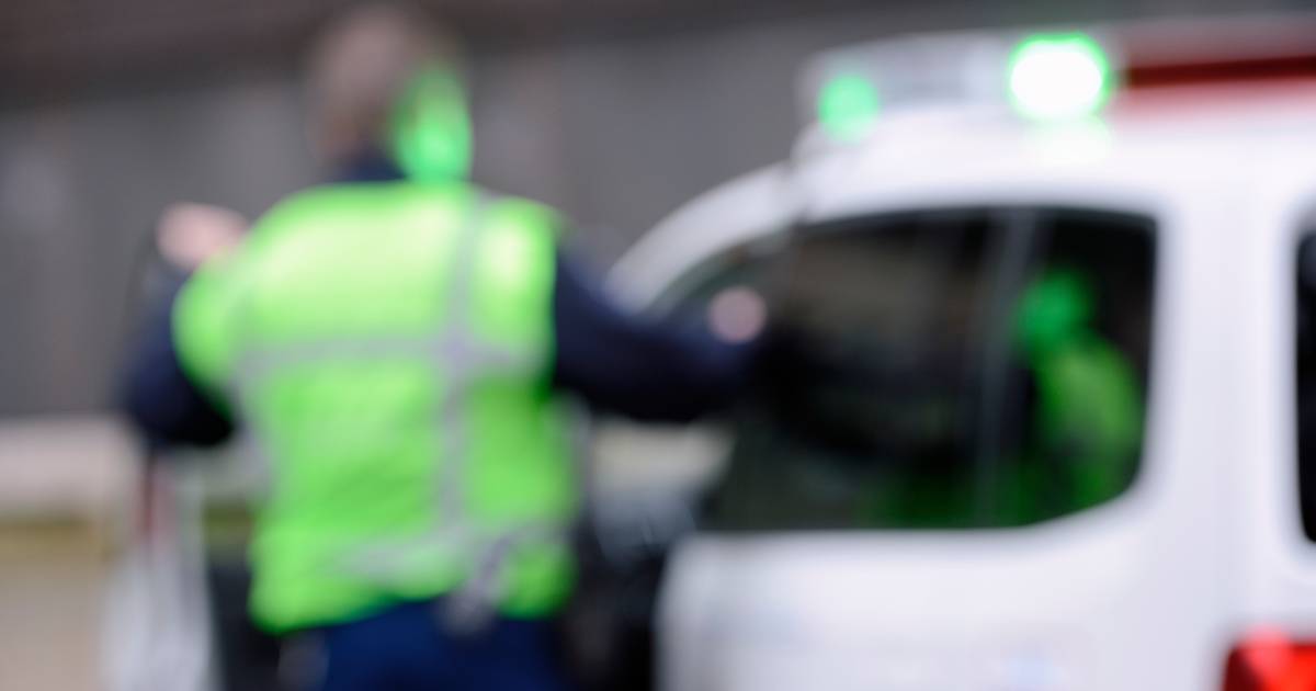 Anoniem persoon valt agent aan op sociale media, maar politie slaat ...