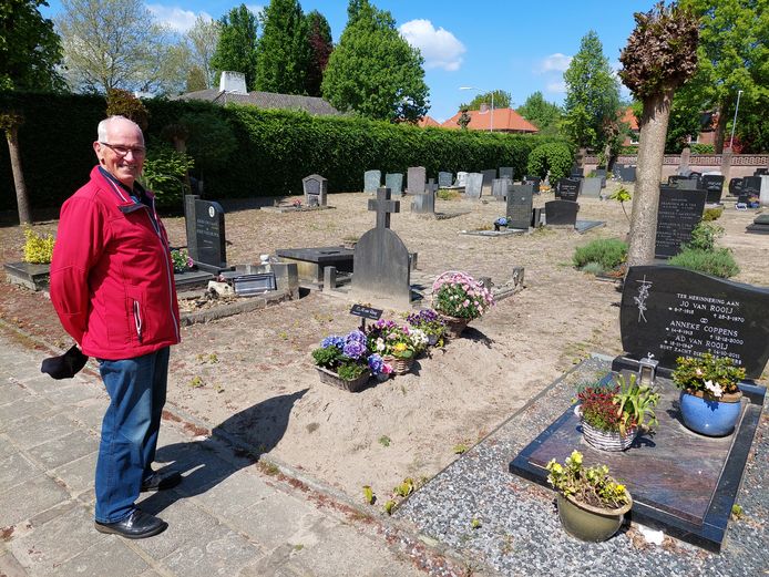 Onkruid heeft vrij spel nu Kees van Rooij zelf rust op de begraafplaats ...