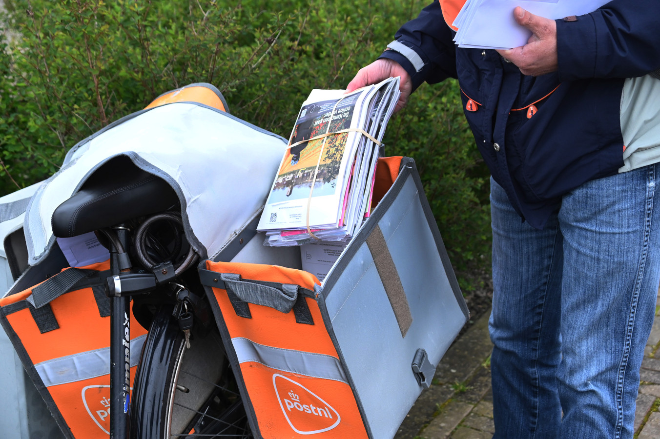 Zeeuwse postbezorgers blijven zuchten onder nieuw systeem: ‘Pff, kan ik ...