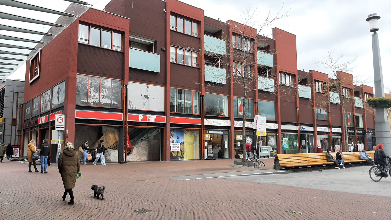 Faillissement Perry Sport geen probleem voor Statenplein | Foto | AD.nl
