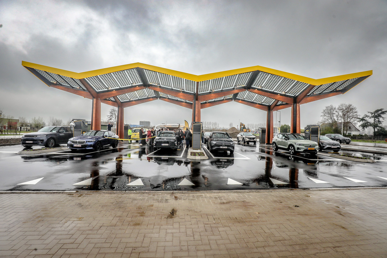 Fastned opent grootste snellaadstation van België in Knokke-Heist ...