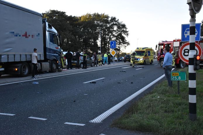 Automobilist (20) verongelukt bij ongeluk N36: weg afgesloten | Almelo ...