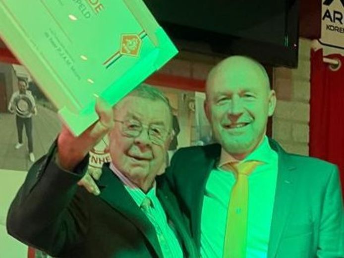 Peter Moors ontvangt gouden speld van KNVB | Sport Arnhem | gelderlander.nl