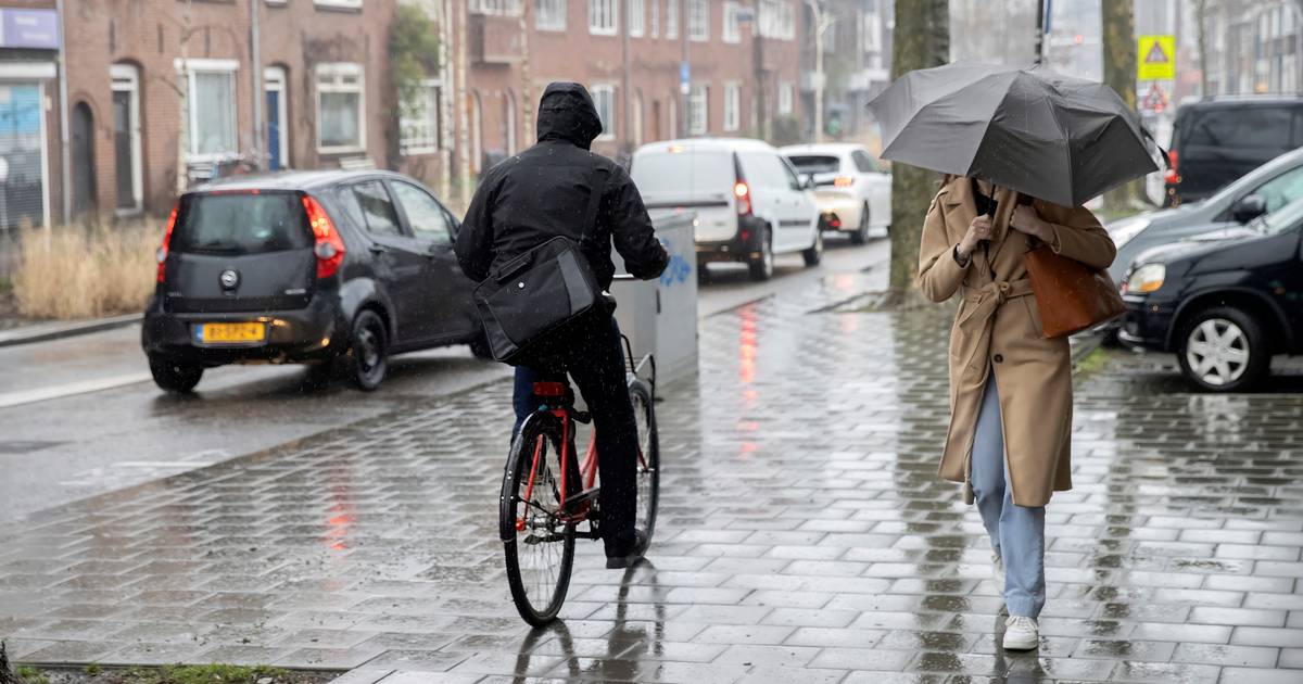 Fietsers sluipen hier gevaarlijk over de stoep om stoplichten te ...