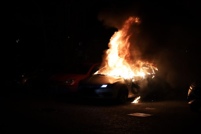 Buurt gewekt door aanhoudende toeter van brandende auto | Delft | AD.nl