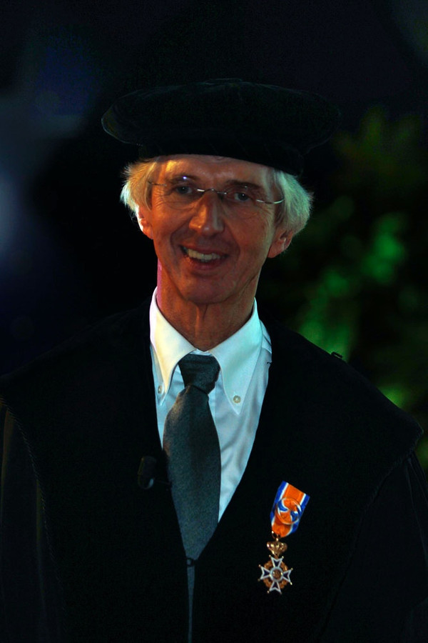 Professor Van Hee nu Officier Oranje-Nassau | Foto | AD.nl