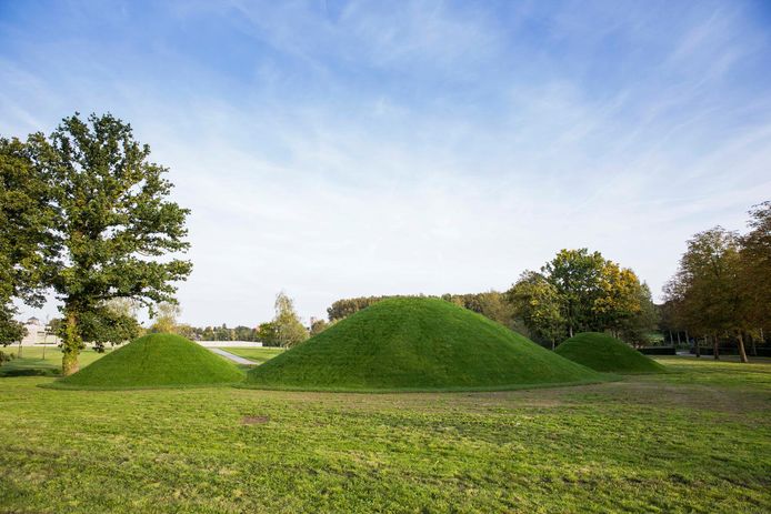Drie tumuli geplaatst in het stadspark | Tongeren | hln.be