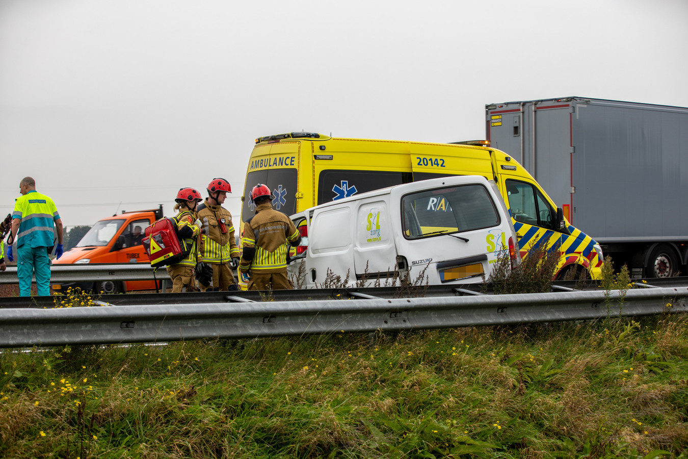 Gewonde en flinke schade bij botsing tussen twee bestelbussen op de A58 ... Gewonde en flinke schade bij botsing tussen twee bestelbussen op de A58 ...