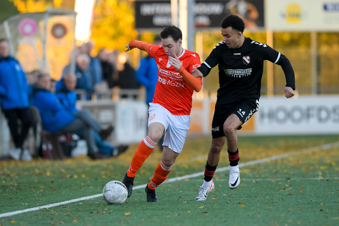Vuren verspeelt 6-0 (!) voorsprong tegen tien man, 52-jarige keeper bij ...