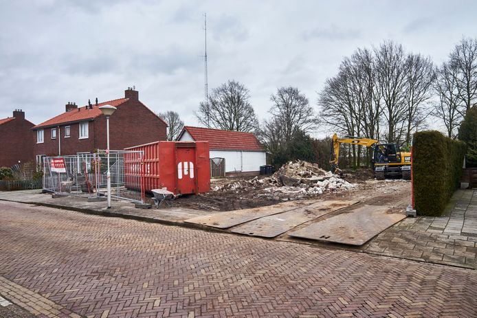 Onrust in Oale Bouw: huurders in Westerhaar weigeren huis te verlaten ... Onrust in Oale Bouw: huurders in Westerhaar weigeren huis te verlaten ...