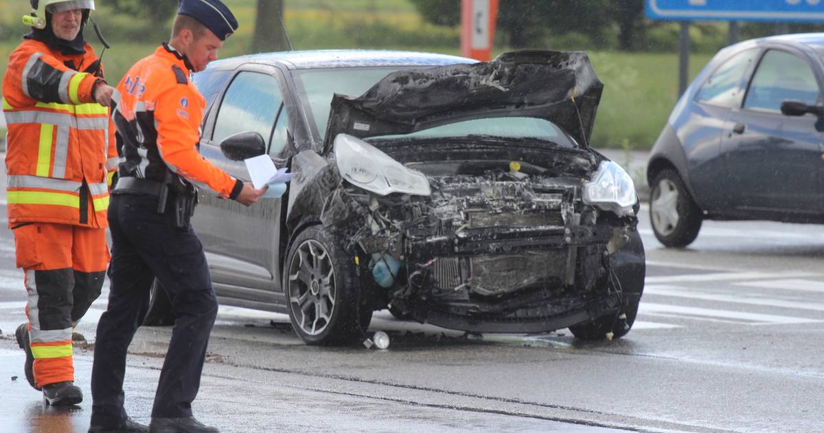Man valt in slaap achter stuur en botst tegen voorligger | Eeklo | hln.be