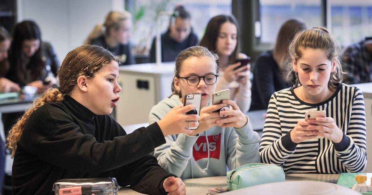 Nieuw Staring College in Borculo wordt een smartphonevrije school: ook in de pauzes verbod op ...