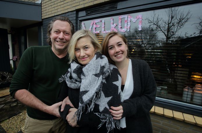 Simone (52) eindelijk weer thuis na levensgevaarlijke kattenbeet ...