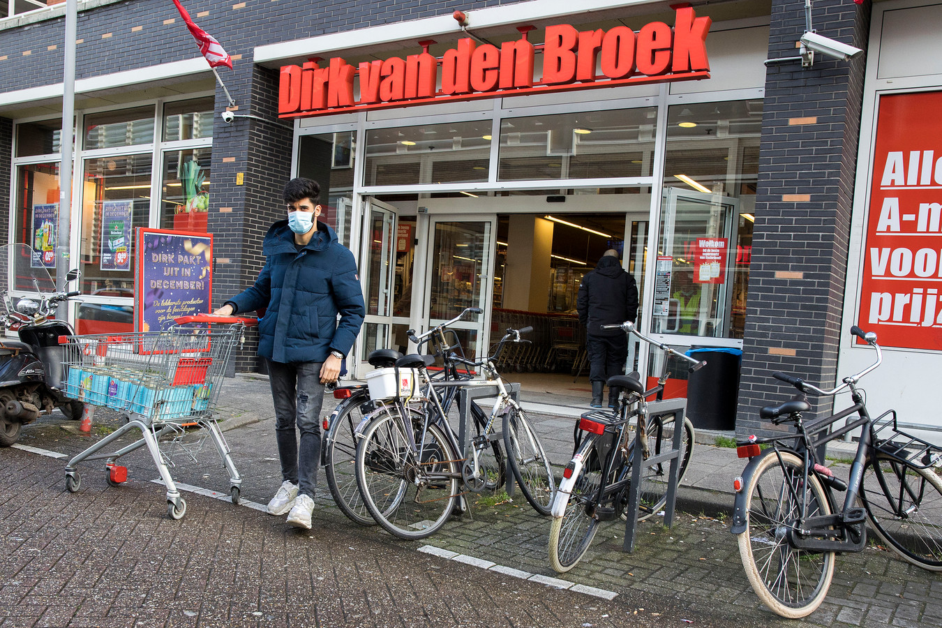 Dirk en DekaMarkt halen rundvlees en gehaktbal uit de schappen | Foto ...