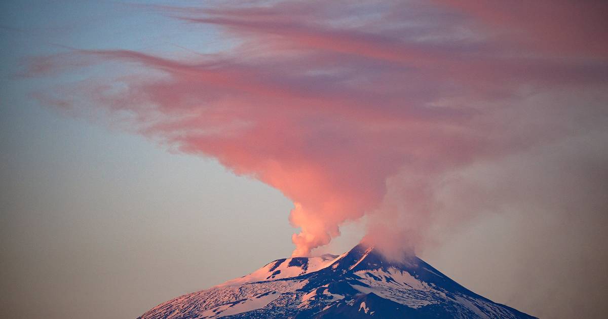 Luchthaven op Sicilië gesloten door assen van vulkaan Etna | Buitenland ...