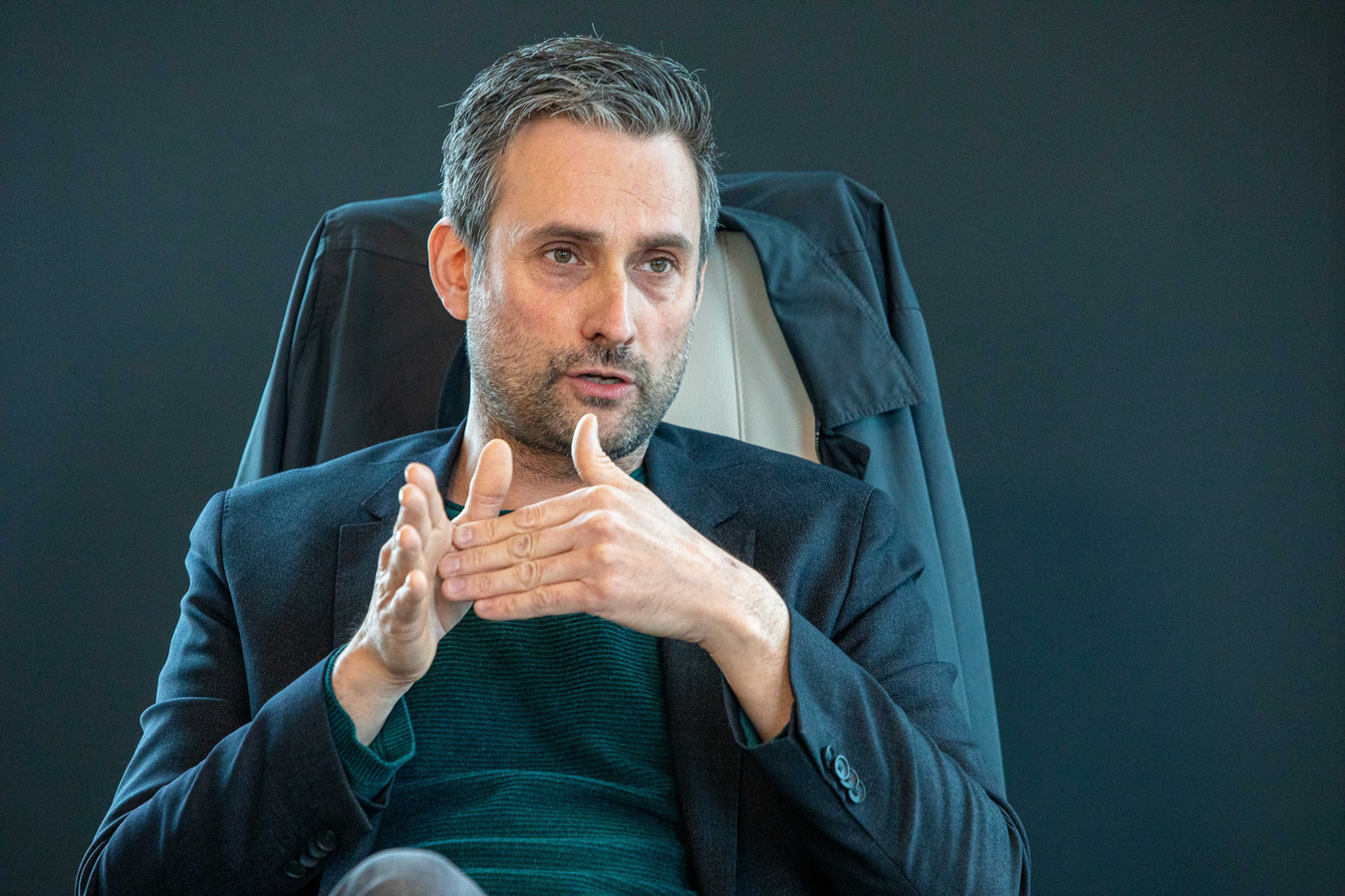 Een huzarenstukje in Gent: nieuwe letters worden aangebracht op Planet ...