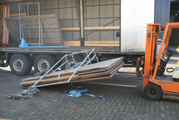 Man zwaargewond nadat stalen rek met houten planken van heftruck valt ...