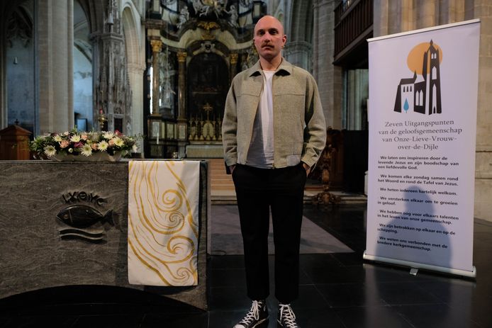 Pastoor Onze-Lieve-Vrouw-over-de-Dijle krijgt kazuifel die bij altaar ...