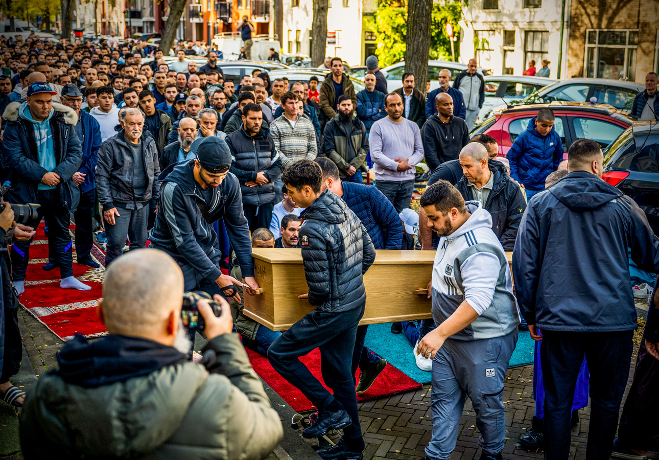 Honderden moslims bij gebed voor verongelukt gezin: ‘Nooit minder dan ...