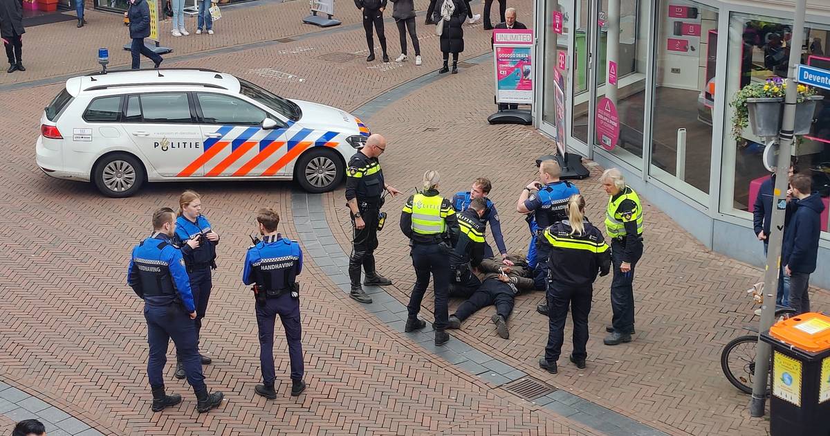 Politie rukt massaal uit voor arrestatie in binnenstad Apeldoorn ...