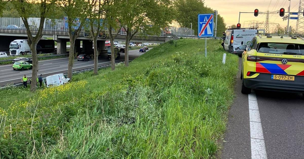 Busje rijdt van talud na ongeluk bij Papendrecht: afrit A15 dicht | Papendrecht | AD.nl