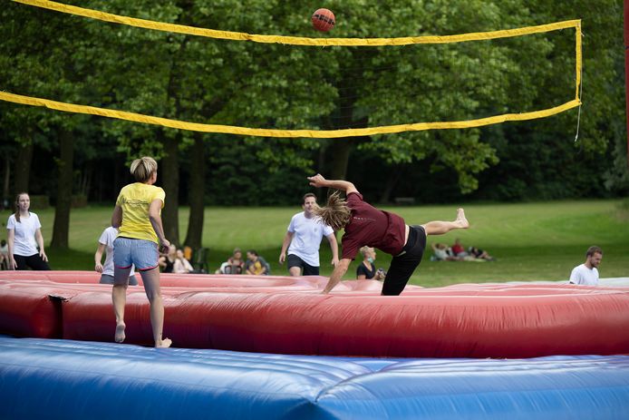 Volleybal en voetbal combineren op luchtkussen inclusief trampoline ...