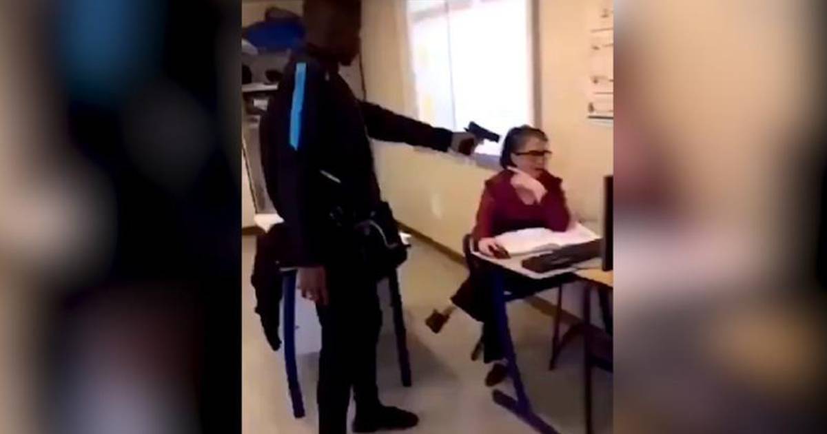 Un élève Braque Sa Prof En Classe Pour Quelle Le Note Présent
