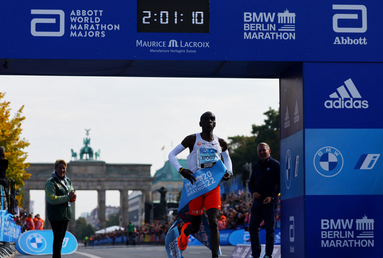 Eliud Kipchoge verpulvert eigen wereldrecord op de marathon van Berlijn ...
