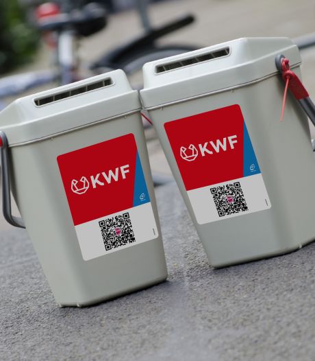 Meneer Haspels gaat al veertig jaar lang met een collectebus langs de ... Meneer Haspels gaat al veertig jaar lang met een collectebus langs de ...