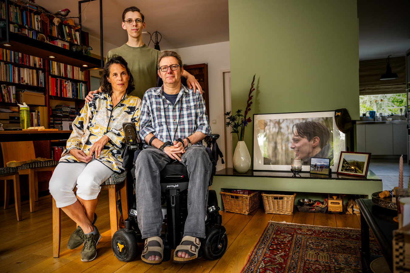 Terwijl het lichaam van Arie (22) klaargemaakt wordt voor de uitvaart ...