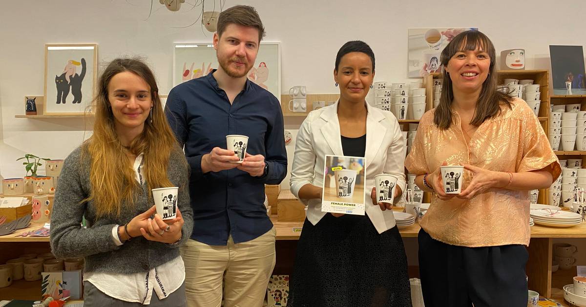 Helen b lanceert speciale koffiemokken om Senegalese vrouwen met een ...