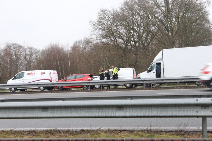 Flinke file na kettingbotsing op de A1 bij Terschuur | Barneveld | gelderlander.nl