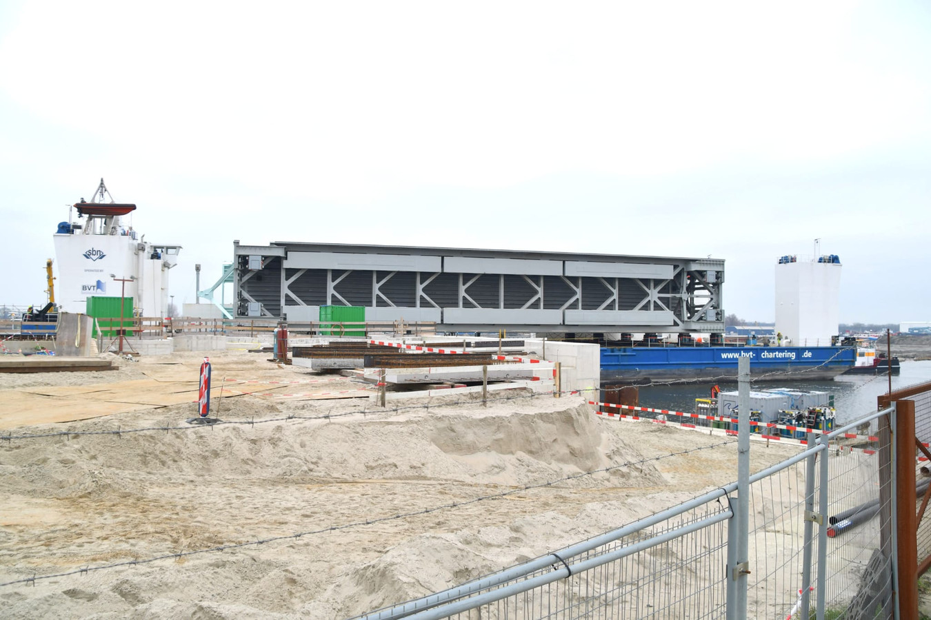 Eerste deur van Nieuwe Sluis alsnog naar Terneuzen gebracht, kantelen ...
