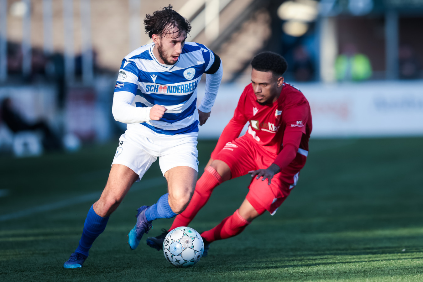 Vuren verspeelt 6-0 (!) voorsprong tegen tien man, 52-jarige keeper bij ...