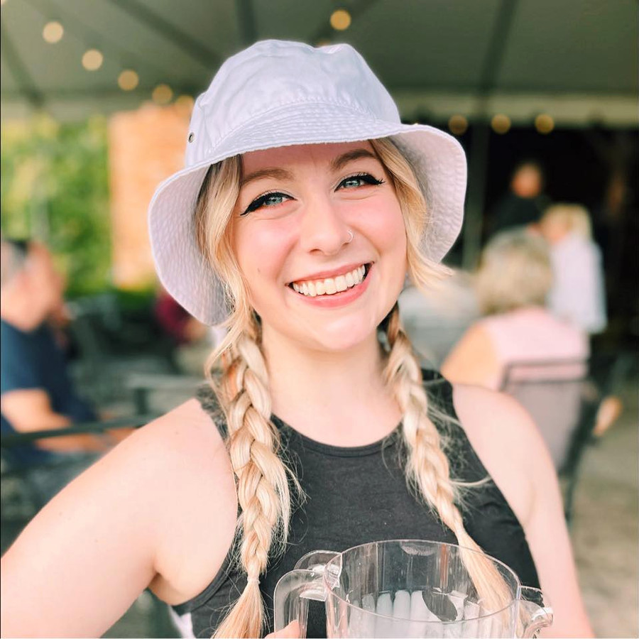 Lerares Abby aan beterende hand nadat 6-jarige leerling haar in de ...