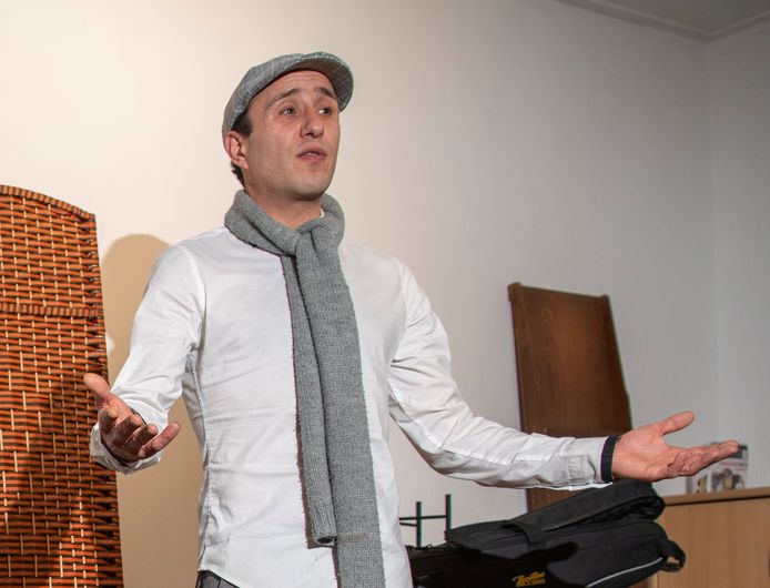 Serdal vertelt tussen zeven vrouwen in Apeldoorn over zijn kijk op het ...