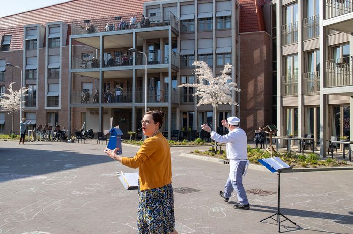 Liedjes van vroeger zingen in de tuin van verpleeghuis Klinkenberg ...