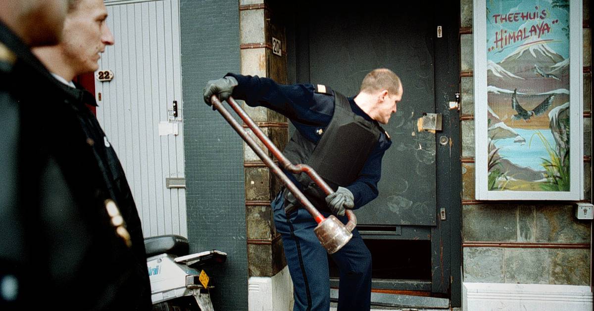 Politie valt met stormram huis binnen, Veldhovenaar (42) verstopt zich ...
