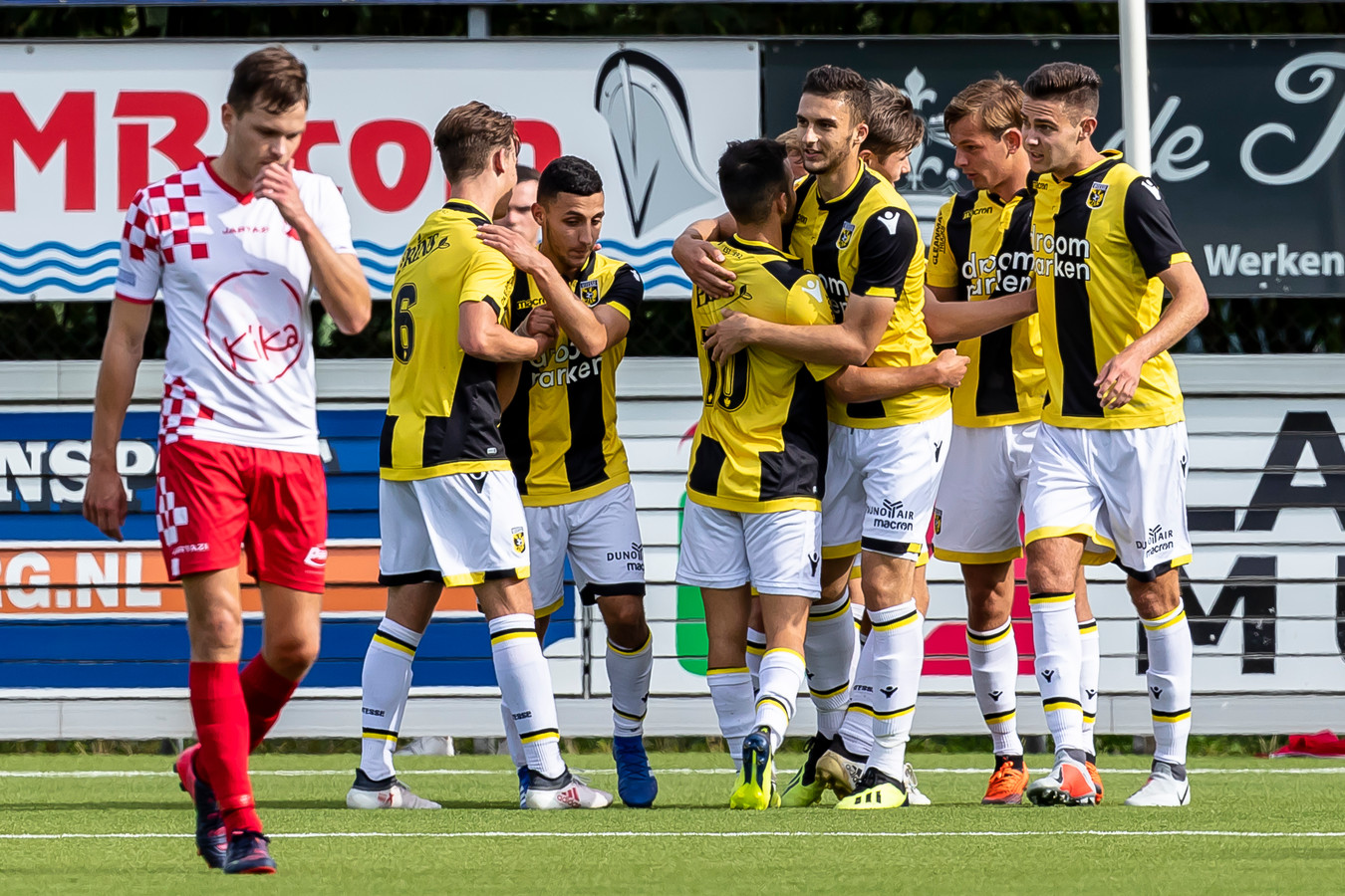 Mike de Beer doet het weer voor Jong Vitesse, nu bij Kozakken Boys ...