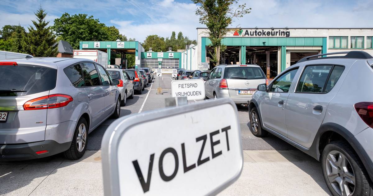 Urenlang aanschuiven aan autokeuring: “We raden aan om op andere dag te ...