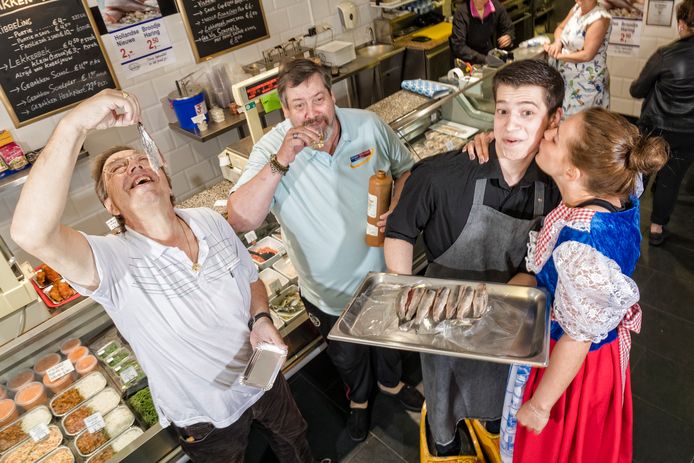 Zoetermeerse visboeren vieren feest met nieuwe haring | Zoetermeer | AD.nl Zoetermeerse visboeren vieren feest met nieuwe haring | Zoetermeer | AD.nl